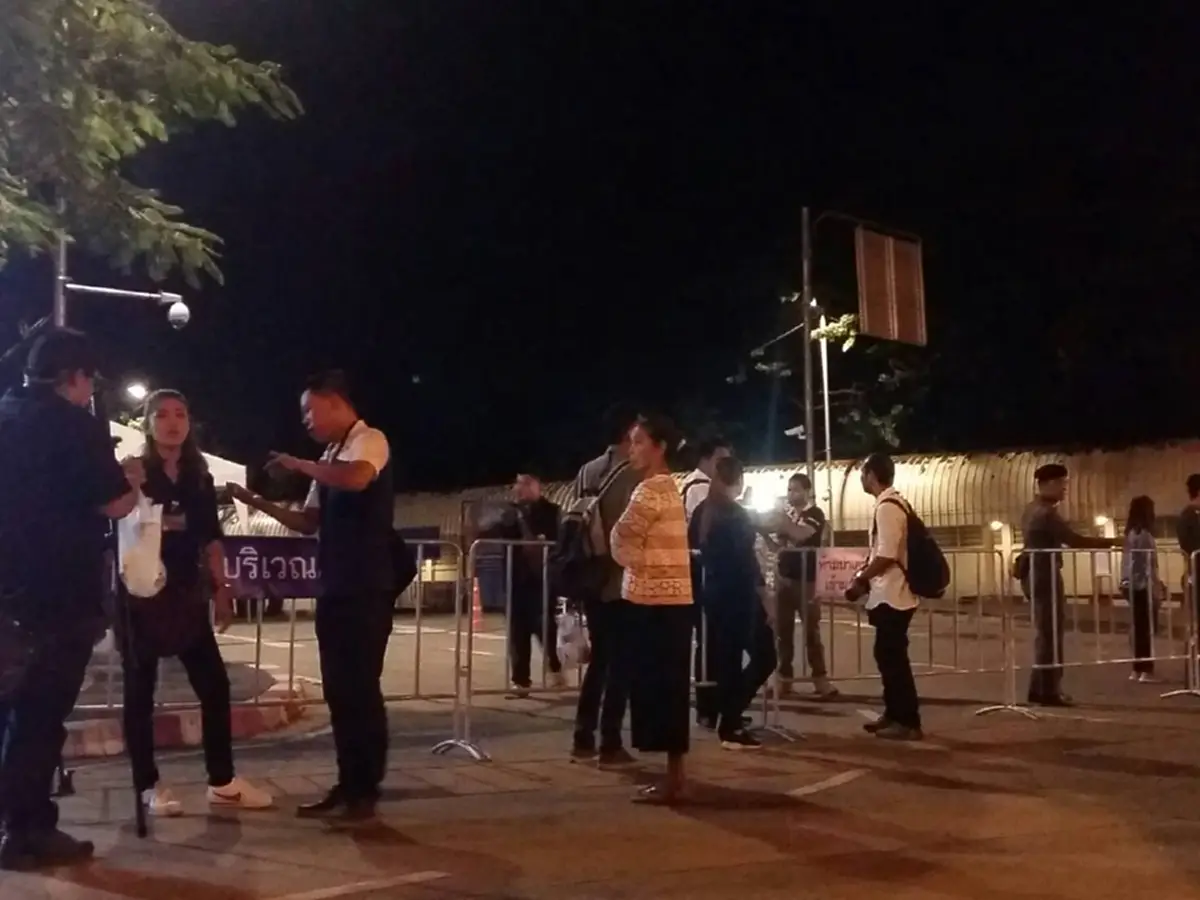 ด่วนที่สุด!! ศาลสั่งออกหมายจับ "ยิ่งลักษณ์" หลังไม่เชื่อป่วยน้ำในหู ...