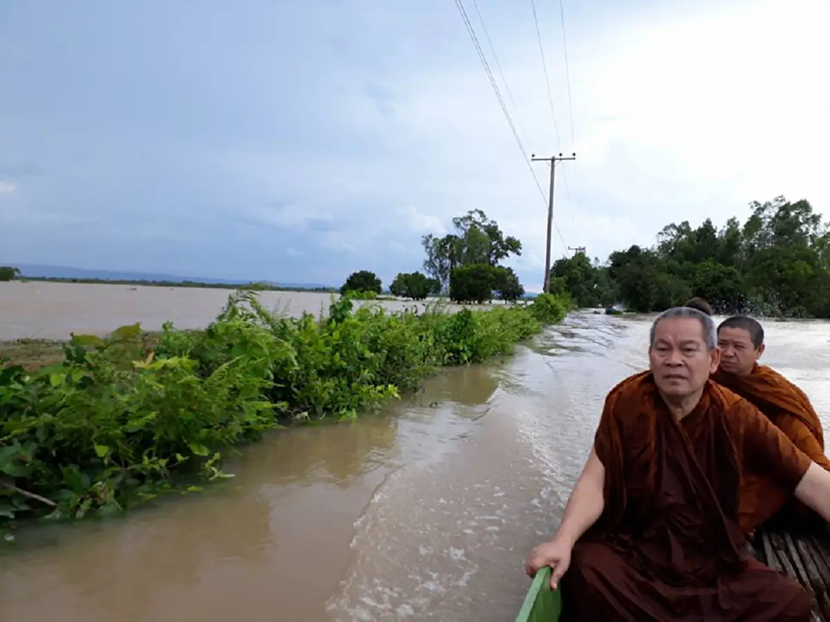 สาธุสนั่นโซเชียล!!! "พระสงฆ์" นำคณะนั่งเรือออกแจกของช่วยเหลือชาวบ้าน ...