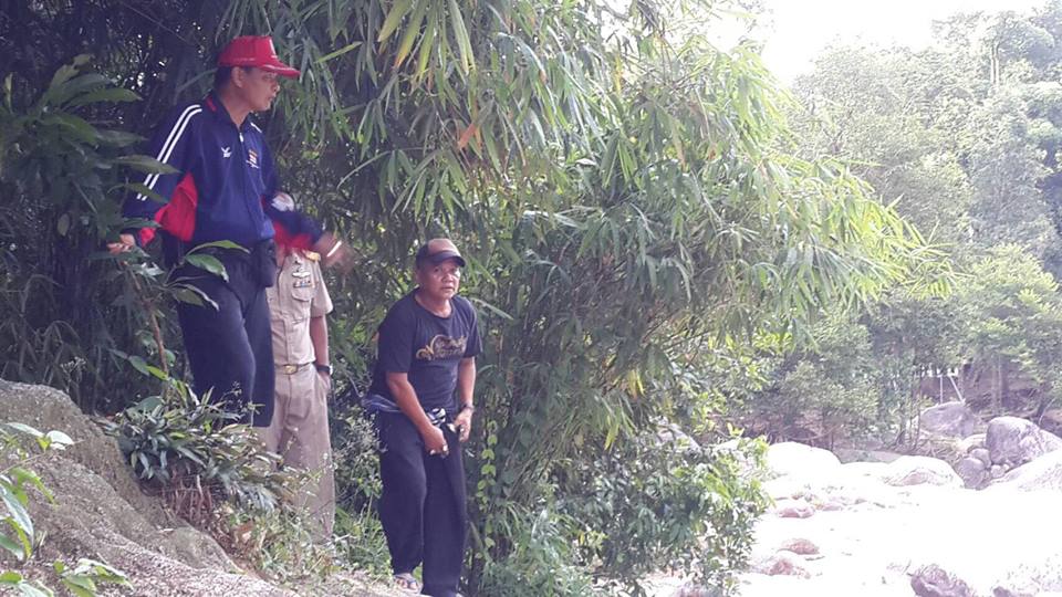 หนีตายอลหม่าน!! ชาวบ้านเล่นน้ำตก แต่เกิดน้ำป่าไหลหลาก โชคดีไม่มีใครบาด ...