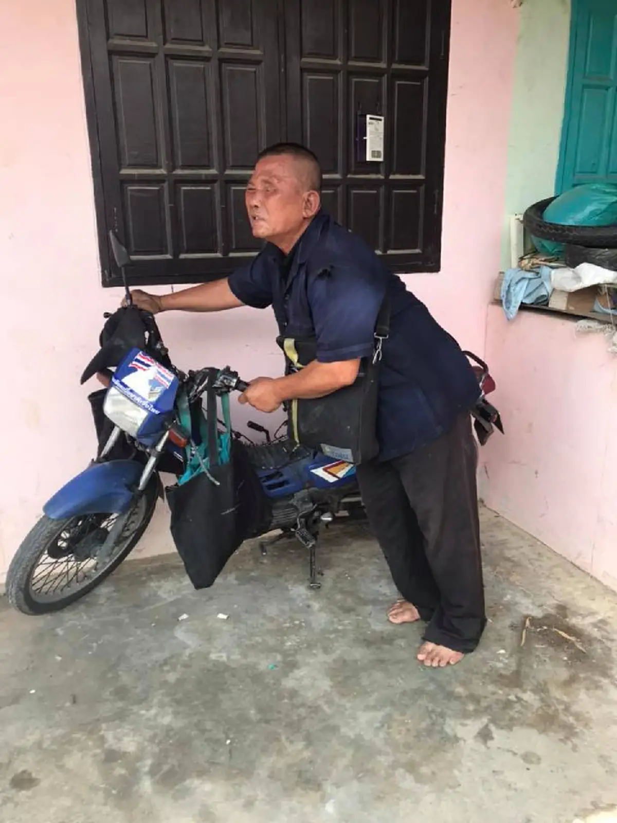 สมหวัง ดั่งที่ตั้งใจ!!"ทหาร"ของพระราชา ช่วย"ลุงตาบอด"ขาพิการ..กราบ"พ่อ ...