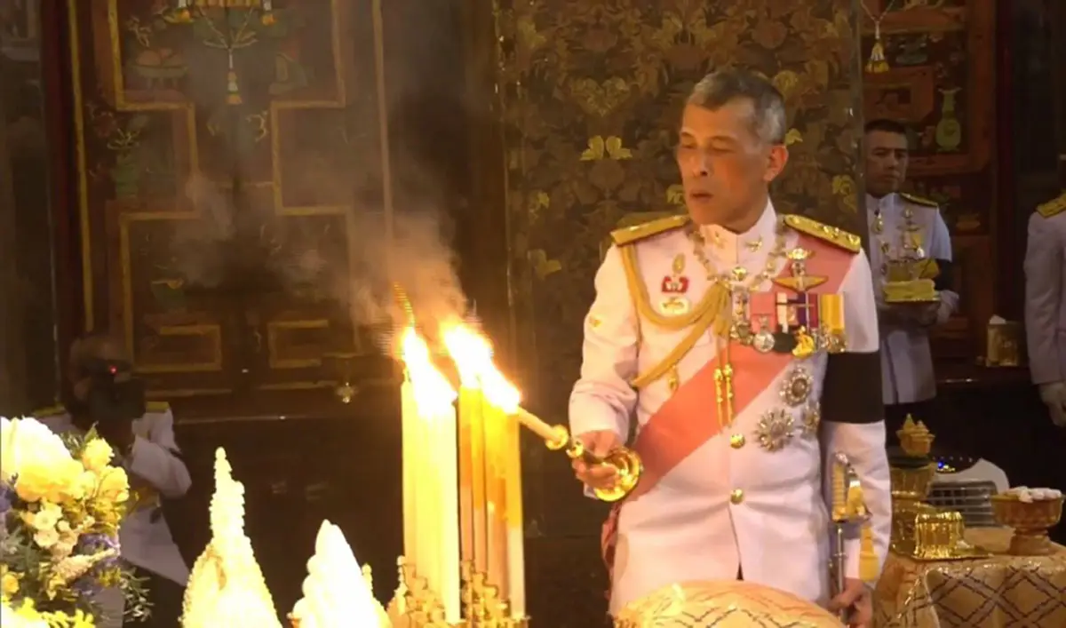 "ร.10"ทรงบรรจุพระบรมราชสรีรางคาร,พระบรมอัฐิ ใต้ฐานพุทธบัลลังก์พระพุทธ ...