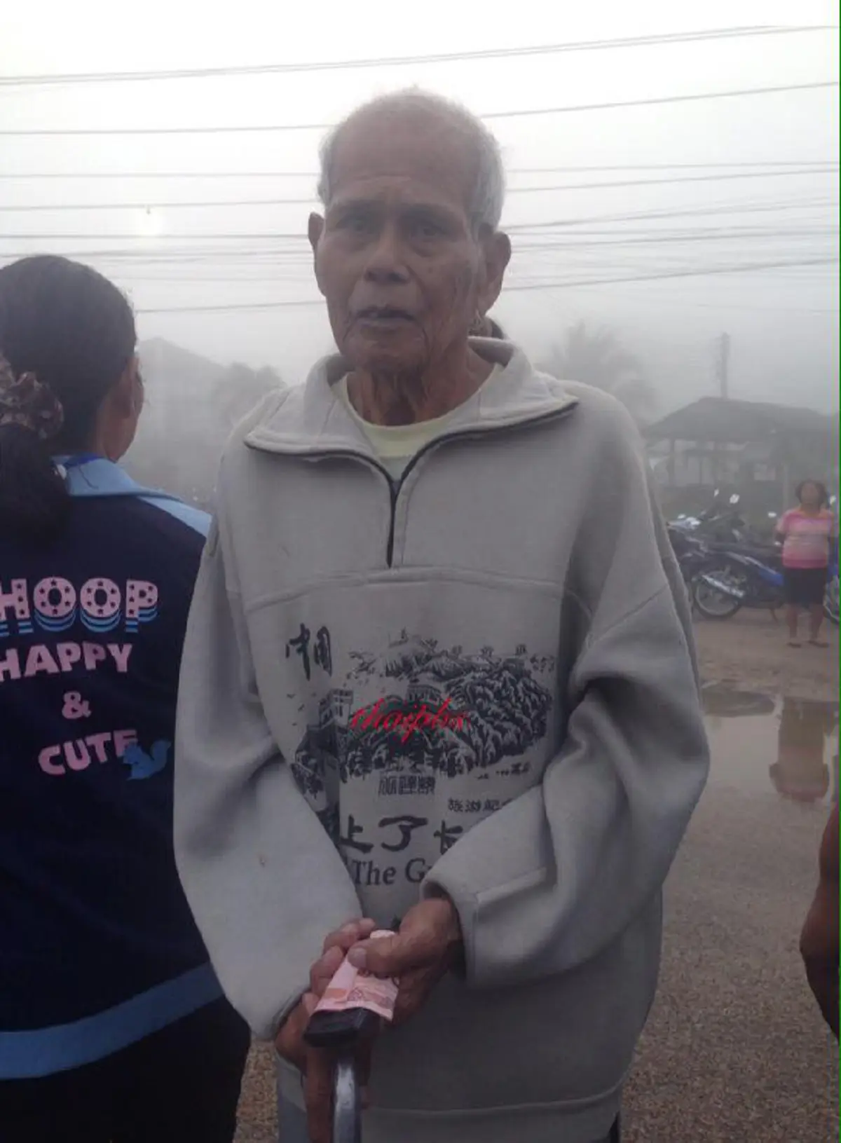 เเค่นี้ตาก็มีความสุขเเล้ว! คุณตาวัย 90 ปี มายืนรอ ตูน ตั้งแต่ตี 5 ...