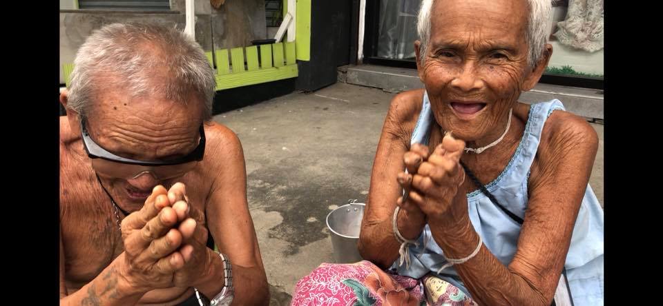 รักแท้มีอยู่จริง...ตายายพิการ หอบสังขารจูงมือเดินขอทานหาเงินเลี้ยงลูก ...