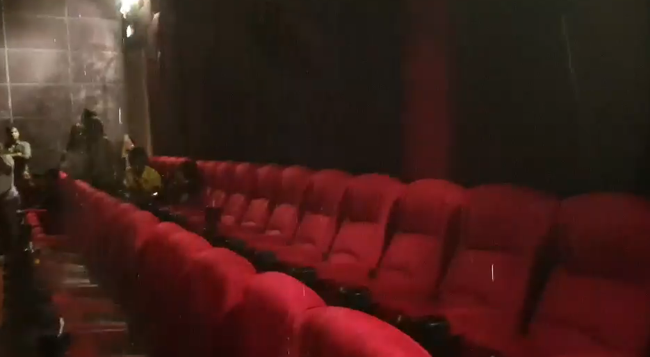 หนุ่มเจอเซอไพรส์ ยิ่งกว่าระบบ 4DXฝนตกในโรงหนัง อีกชั่วโมงหนังจะจบแท้ๆ(คลิป)