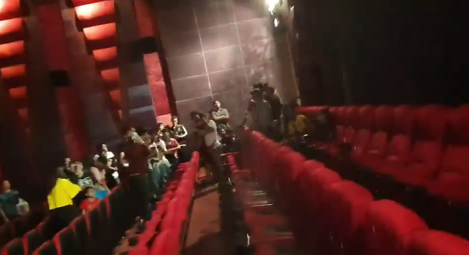 หนุ่มเจอเซอไพรส์ ยิ่งกว่าระบบ 4DXฝนตกในโรงหนัง อีกชั่วโมงหนังจะจบแท้ๆ(คลิป)