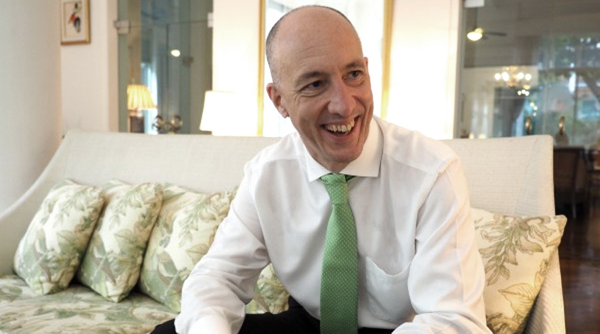 อดีตทูตอังกฤษประจำประเทศไทย...เหน็บใคร !?! คนเรามีมือแค่ 2 ข้าง...แต่ ...