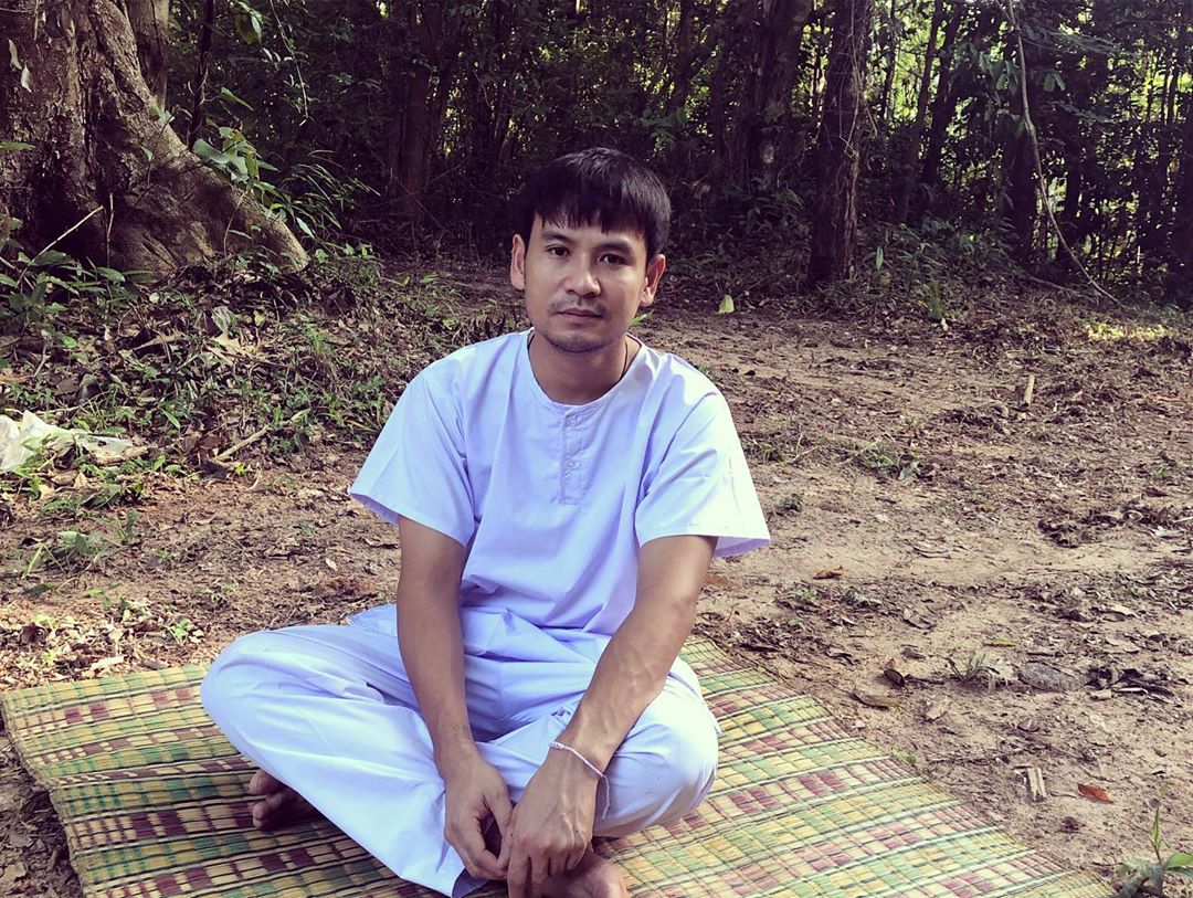 ไผ่ พงศธร ถือฤกษ์ดี นุ่งขาวห่มขาว ปฏิบัติธรรมถือศีล 8