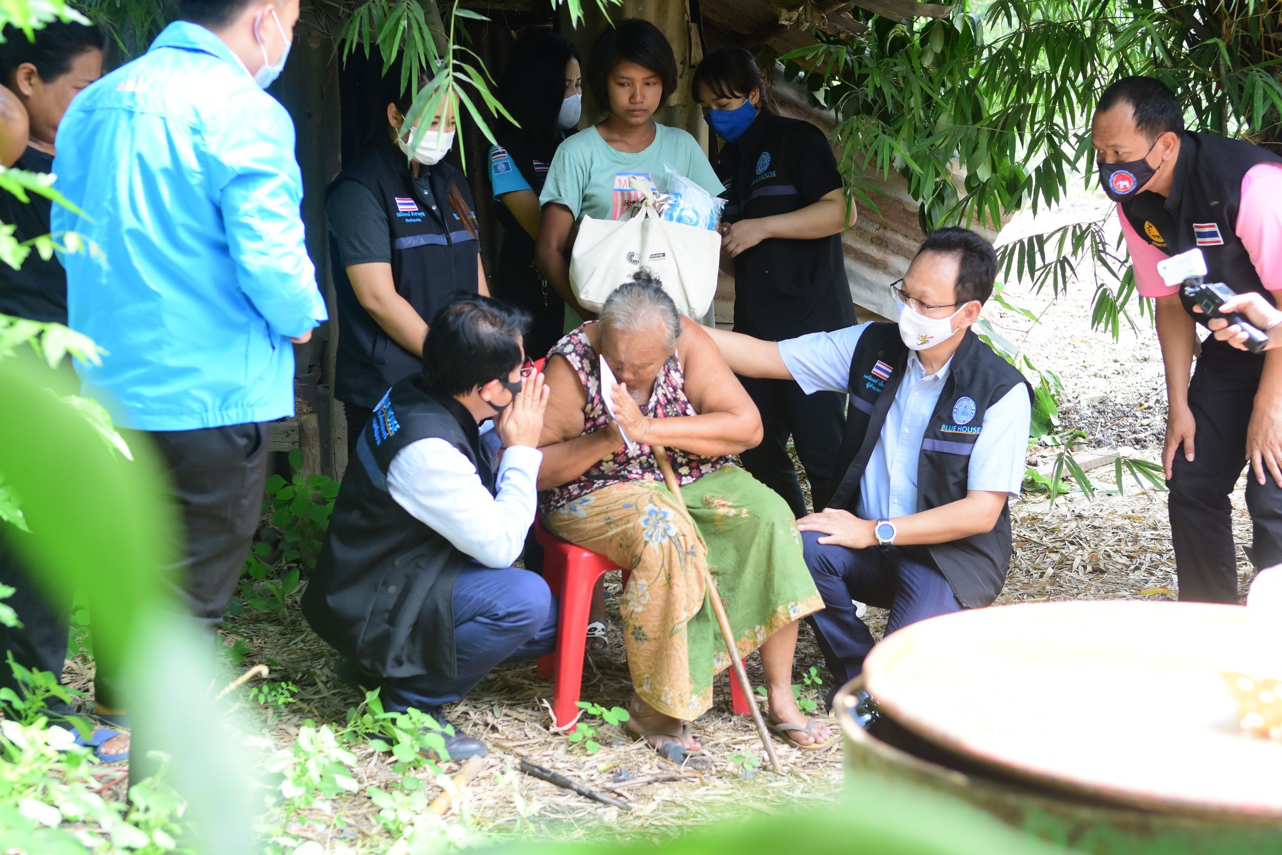 เมฆินทร์ พร้อมทีมงานศูนย์ BLUE HOUSE ลงพื้นที่ ช่วย 2ยาย-หลาน ขาดโอกาส ...