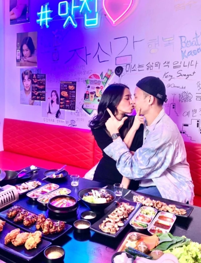 "ดีเจมะตูม" จุ๊บปาก "โม อมีนา" เต็มๆ พร้อมแคปชั่นบอกความในใจชัดเจน