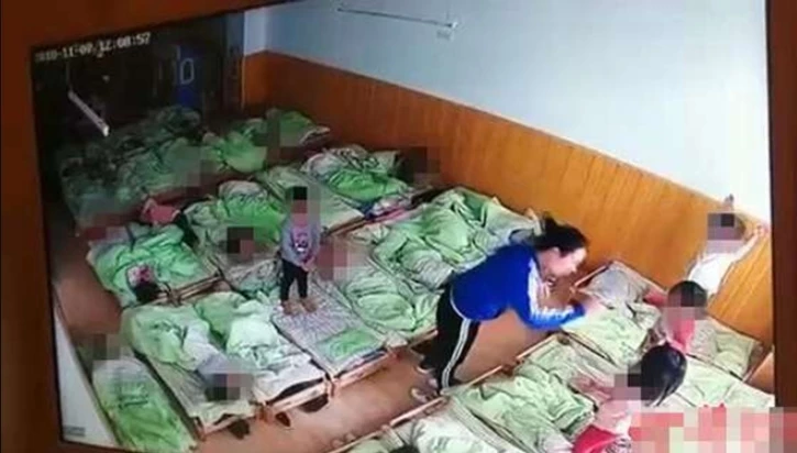 แม่สงสัย ลูกมีท่าทีหวาดกลัว ชอบสะดุ้งเวลานอน เปิดกล้อง รร. ดูถึงกับน้ำตาไหล